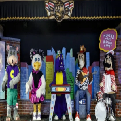 chuck e cheese stage