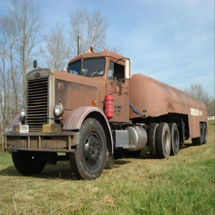 1955 Peterbilt 281 "Duel".