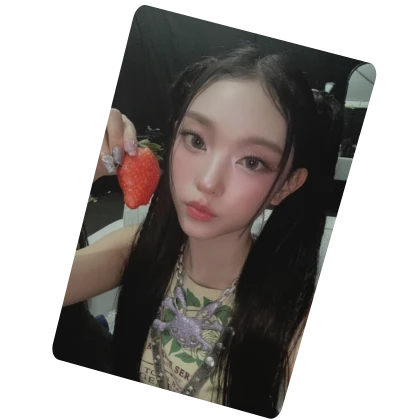 STRAWBERRY HAERIN || NewJeans PHOTOCARD | Roblox Item - Rolimon's